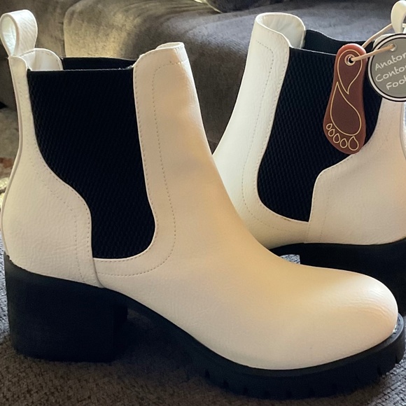 MIA | Shoes | Mia Nwt White And Black Vegan Leather Size 75 Chelsea ...
